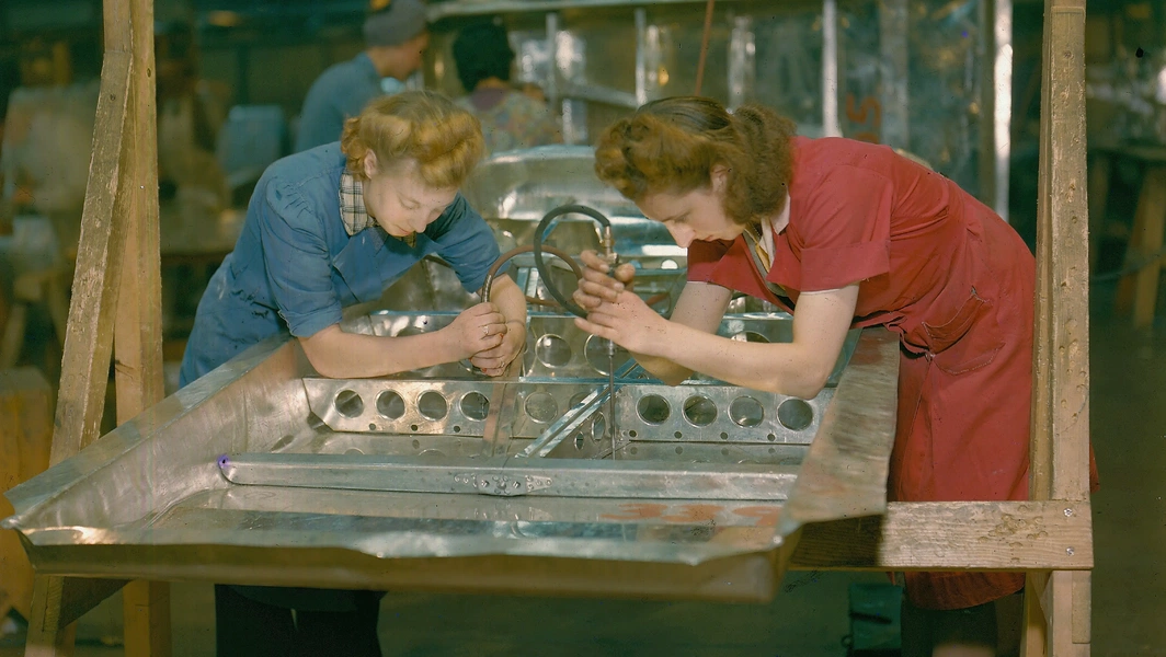 13 rare colorized glimpses of the 1940s