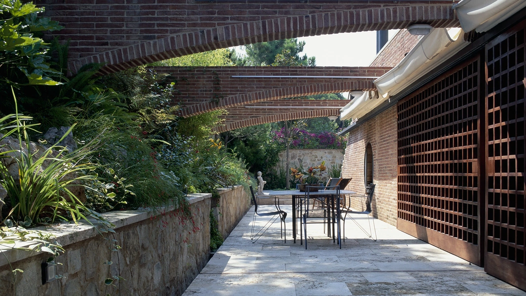 Outdoor table ideas that wow your guests