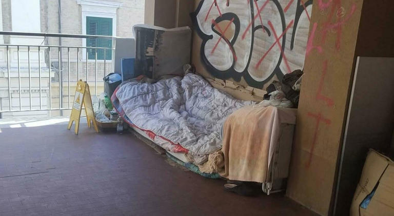 Materassi, armadi e grigliate di carne: in via Montebello, i clochard ...