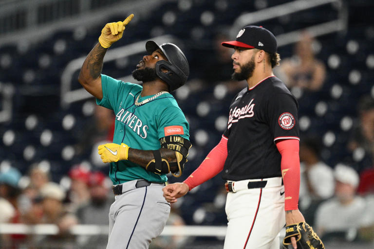 Mariners outfielder Randy Arozarena leaves with apparent leg injury