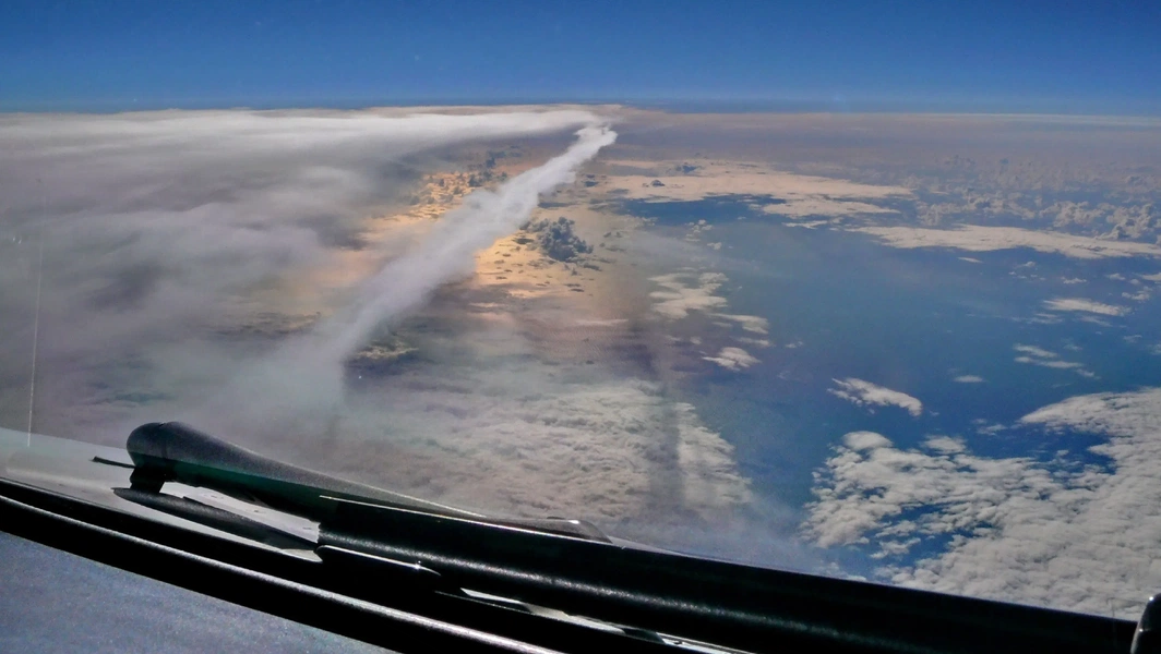 Experiencing Earth's curve from extreme altitudes