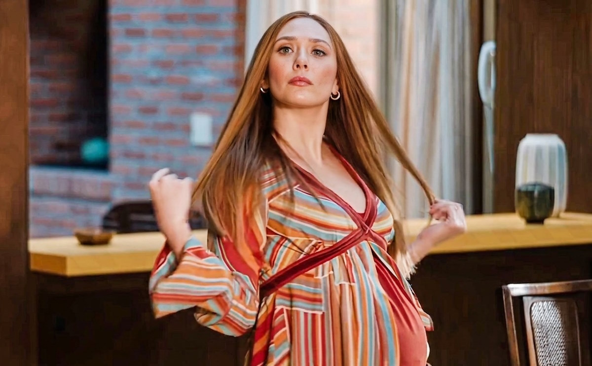 Elizabeth Olsen surge grávida em passeio em Los Angeles