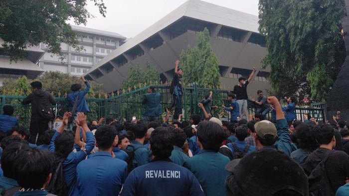 Demo mahasiswa di DPRD Jateng dan Solo: Bakar spanduk, blokir jalan ...