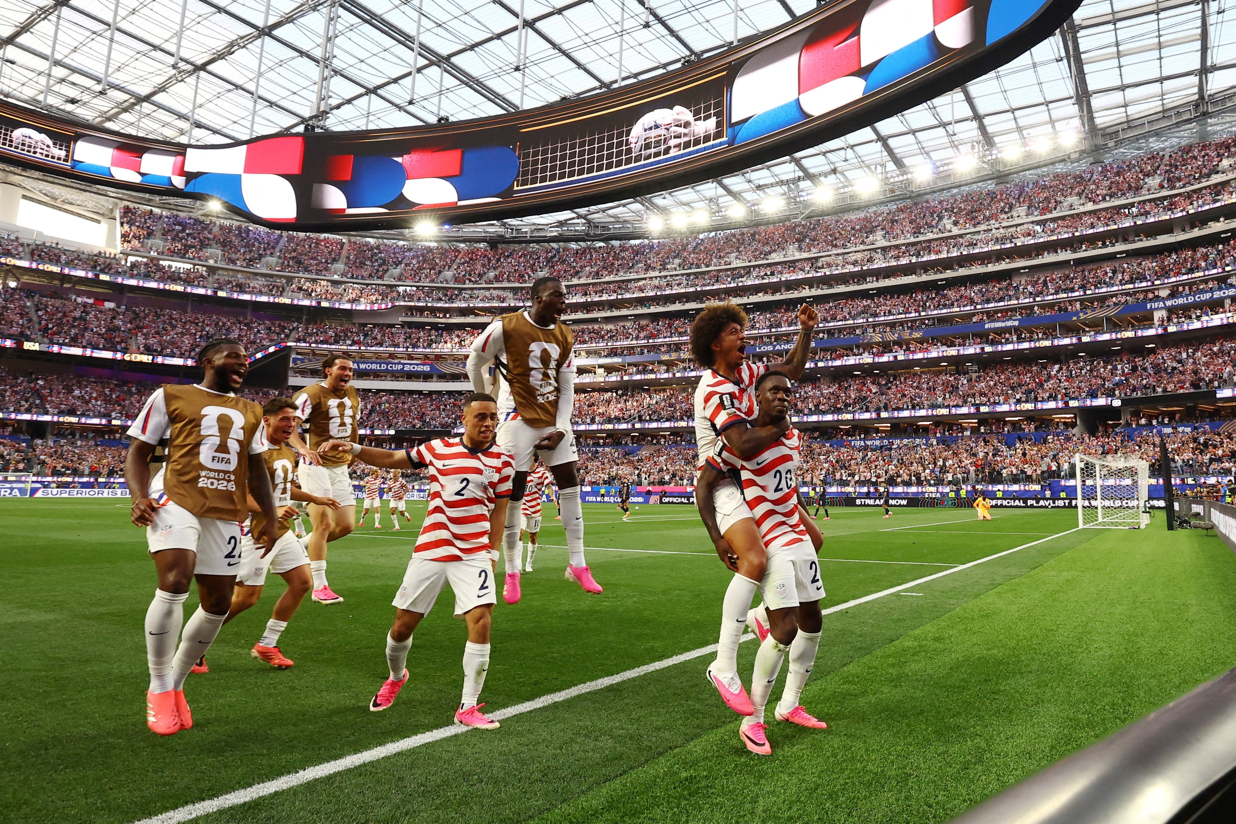 Estados Unidos, buen juego, goles y 'celebrities' ante una Paraguay con ...