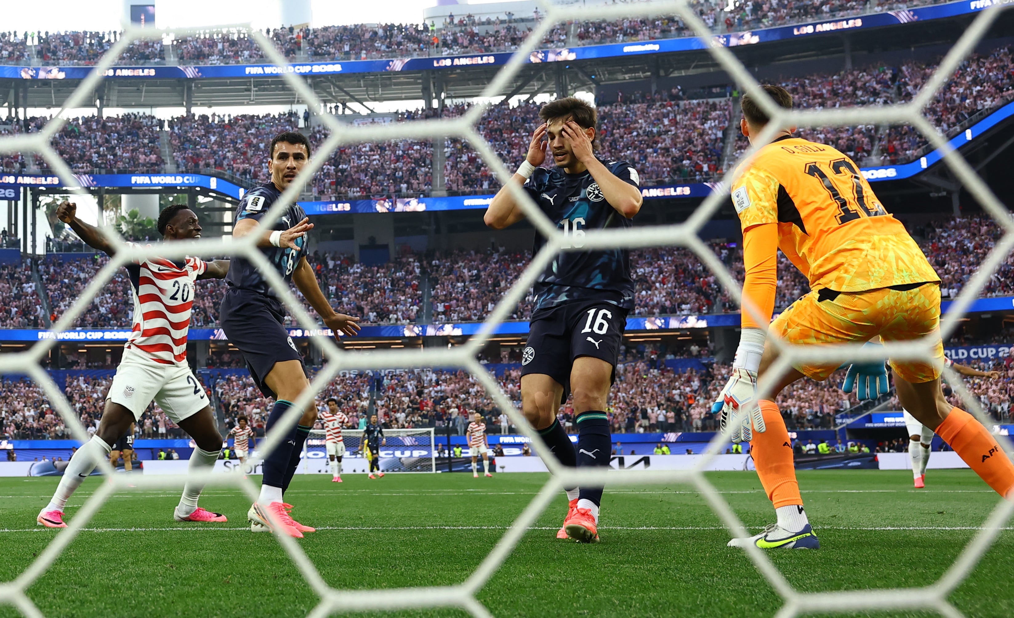 Estados Unidos, buen juego, goles y 'celebrities' ante una Paraguay con ...