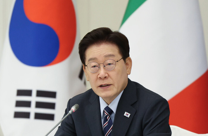 Lee attends biz event in Italy