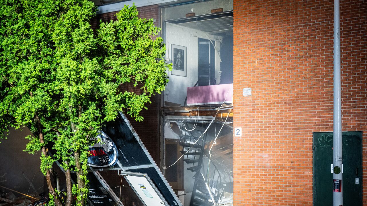 Geen slachtoffers gevonden onder puin na explosie en brand in Amsterdam