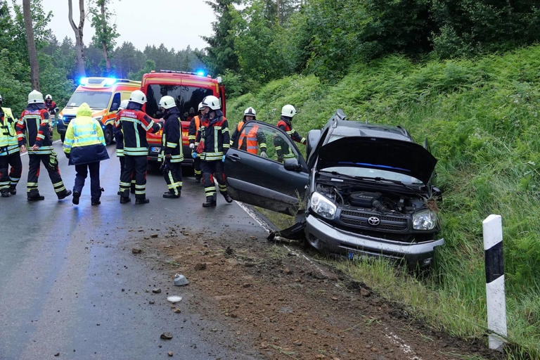 Auto überschlägt sich im Tharandter Wald - Feuerwehr befreit Fahrer