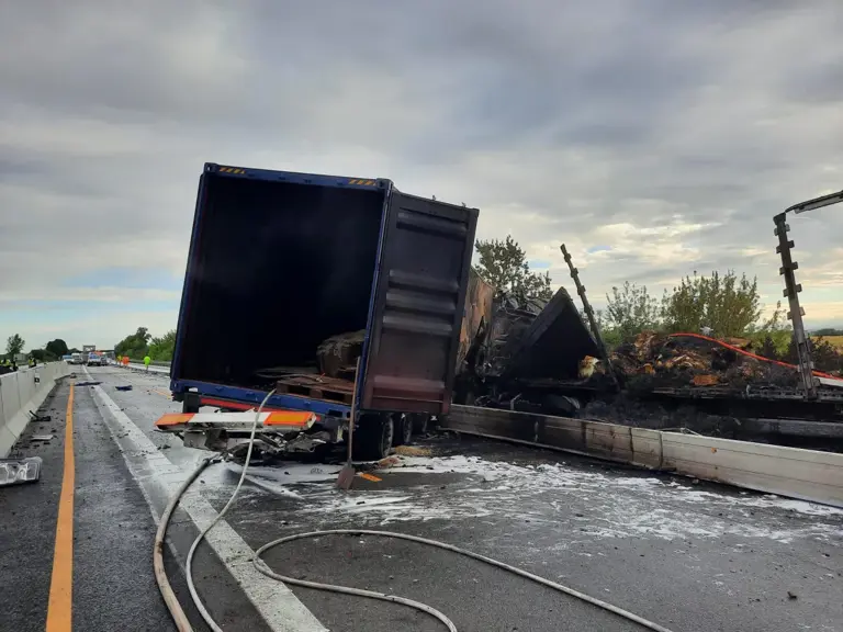 Smrt dvou řidičů v místě zúžení. Kamiony po nehody vzplály. D2 u Brna stojí