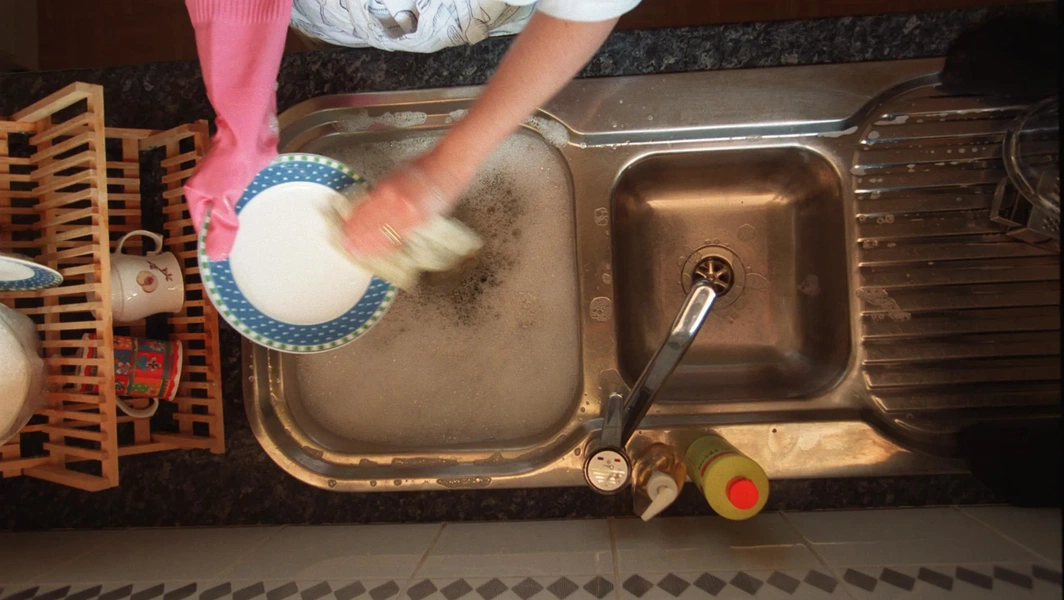Experts say handwashing dishes is safe with proper cleaning