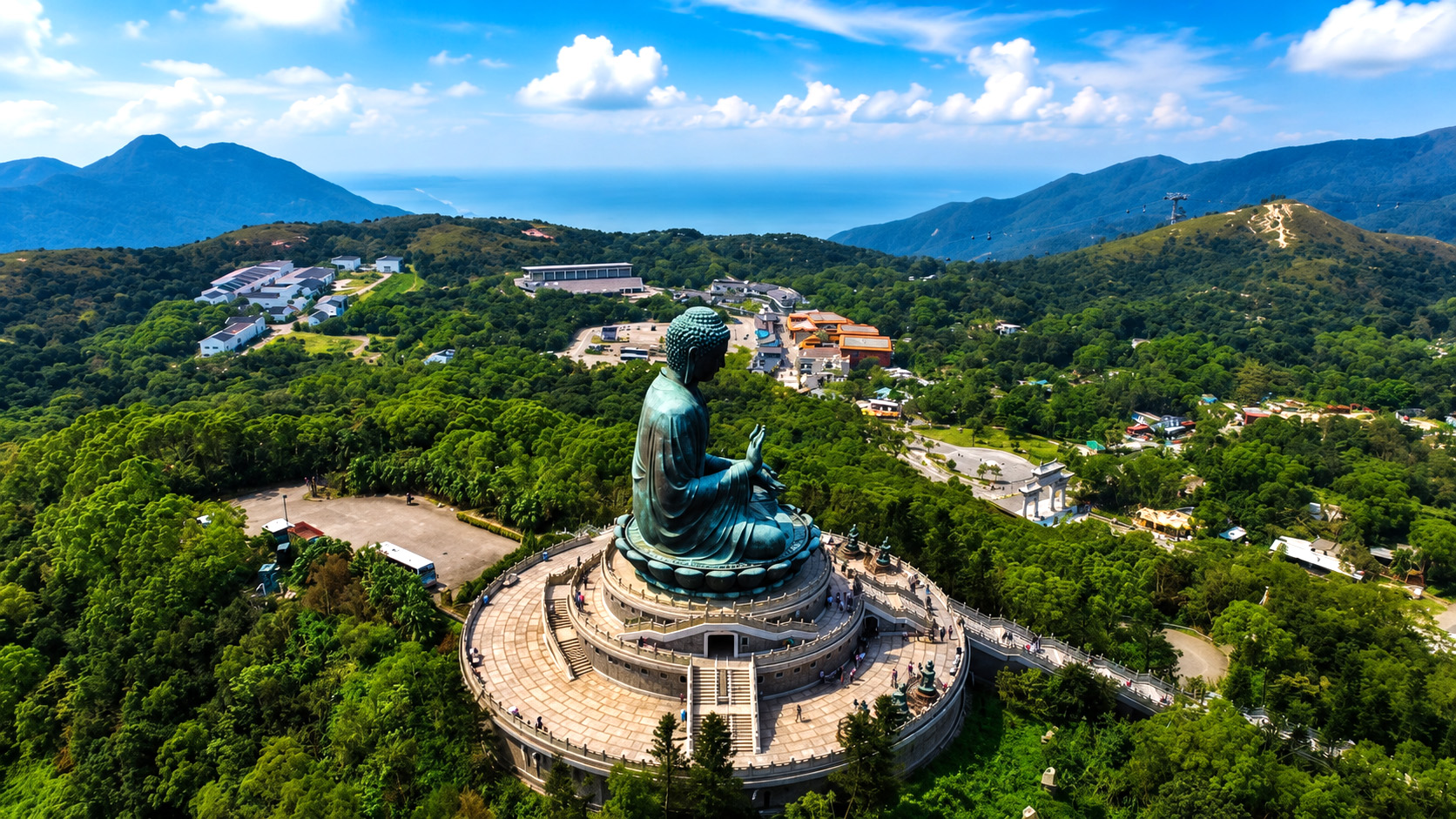 De grote bronzen Boeddha van Hongkong boven Lantau Island