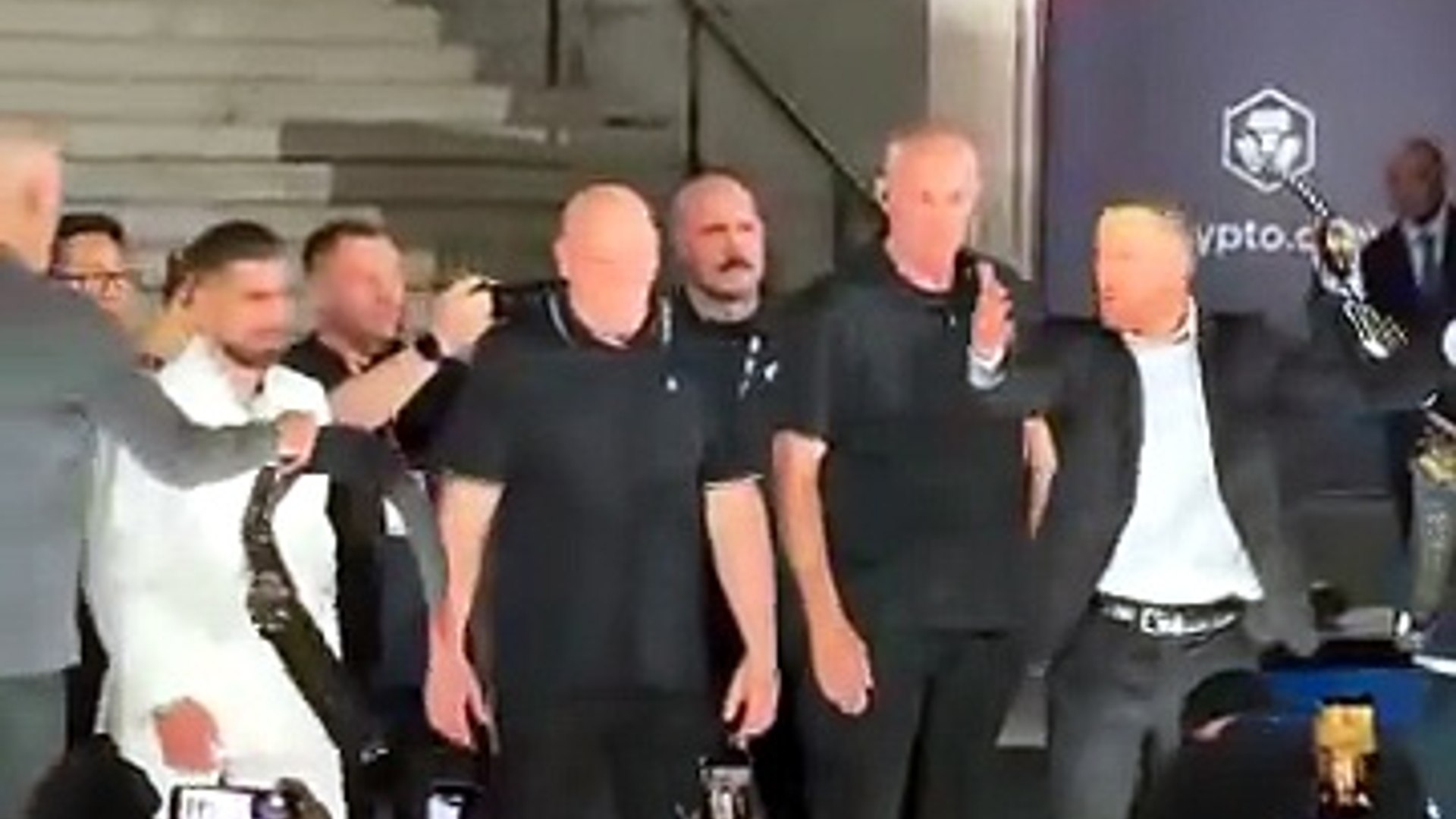 Face-à-face tendu entre Ilia Topuria et Justin Gaethje avant leur ...
