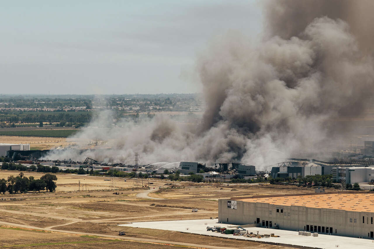 Is massive warehouse fire impacting California air quality? Here's what ...