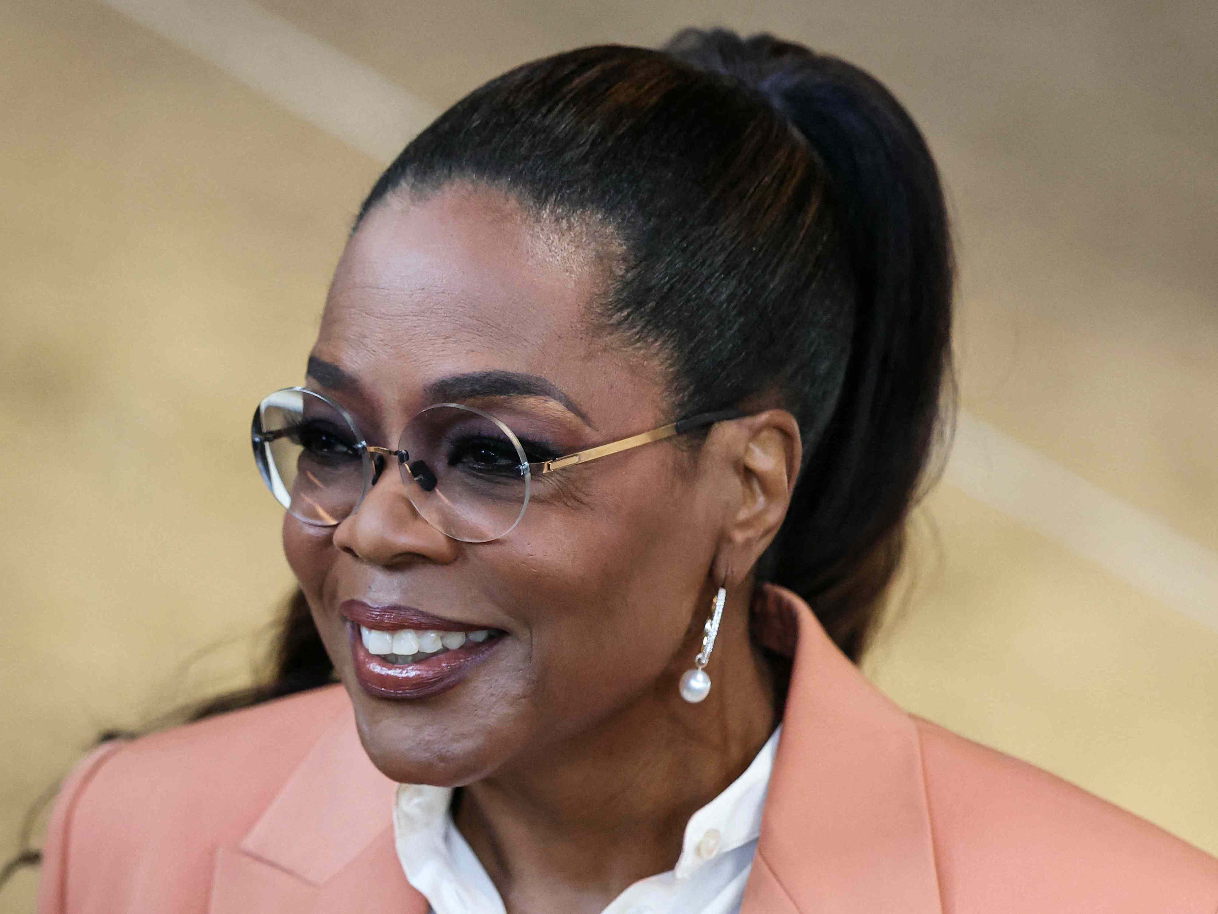 Don't wait! Oprah’s flattering jeans, comfy sneakers, and chic bags are ...