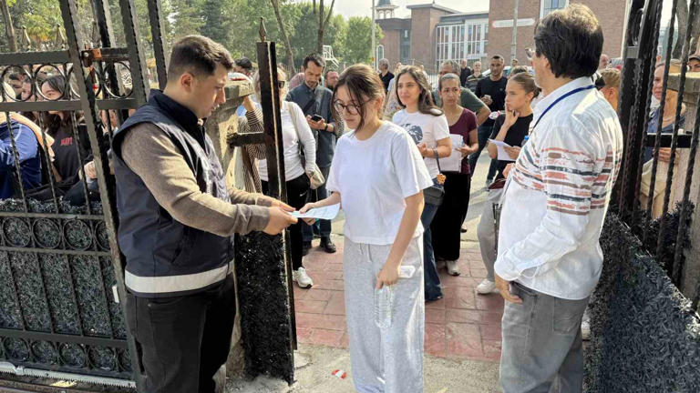 Öğrenciler sıralarda, veliler ise okulun çevresinde ter dökmeye başladı