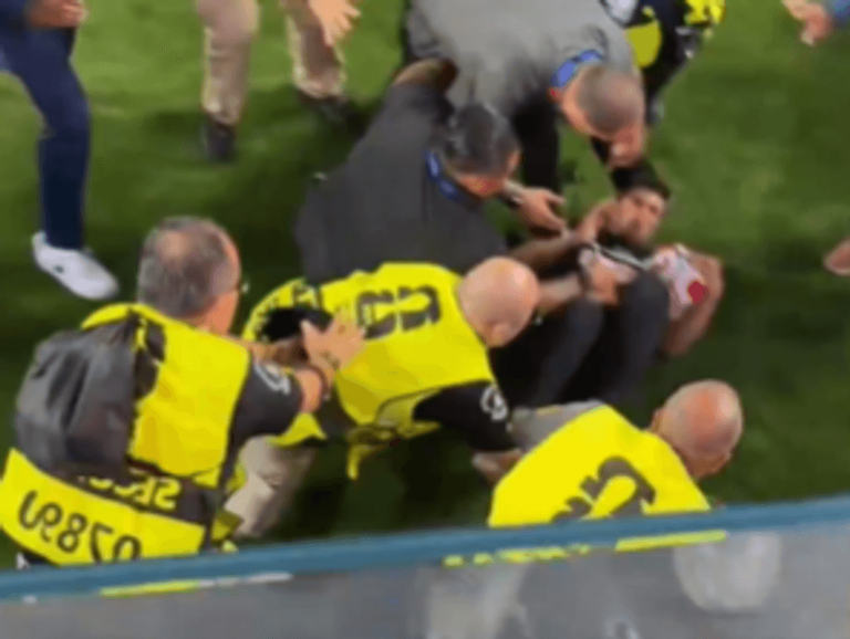 'The worst streaker in history of sport' gets taken out by security ...