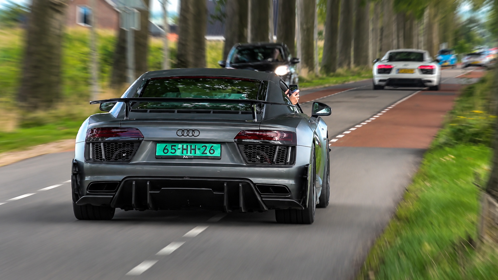 Audi R8 mit Sportauspuff klingt auf enger Straße wild