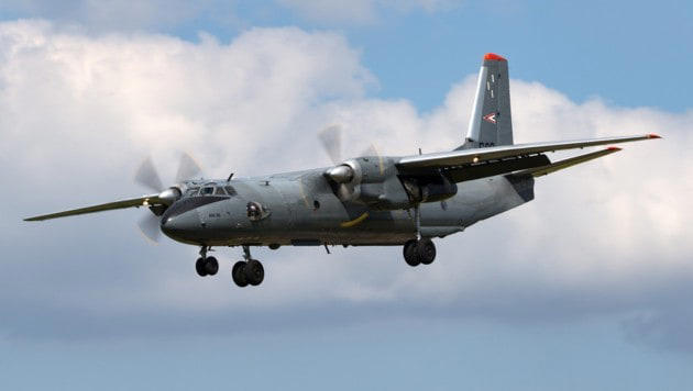 Militärflieger stürzt ab – Maschine zerbricht