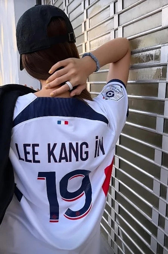 Blackpink's Lisa wears jersey of South Korean star Lee Kang-in after ...