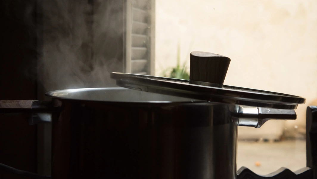 11 practical uses and risks of boiling water