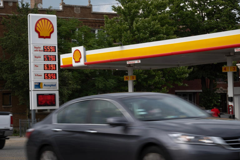 Gas prices fall below $4 a gallon, GasBuddy says