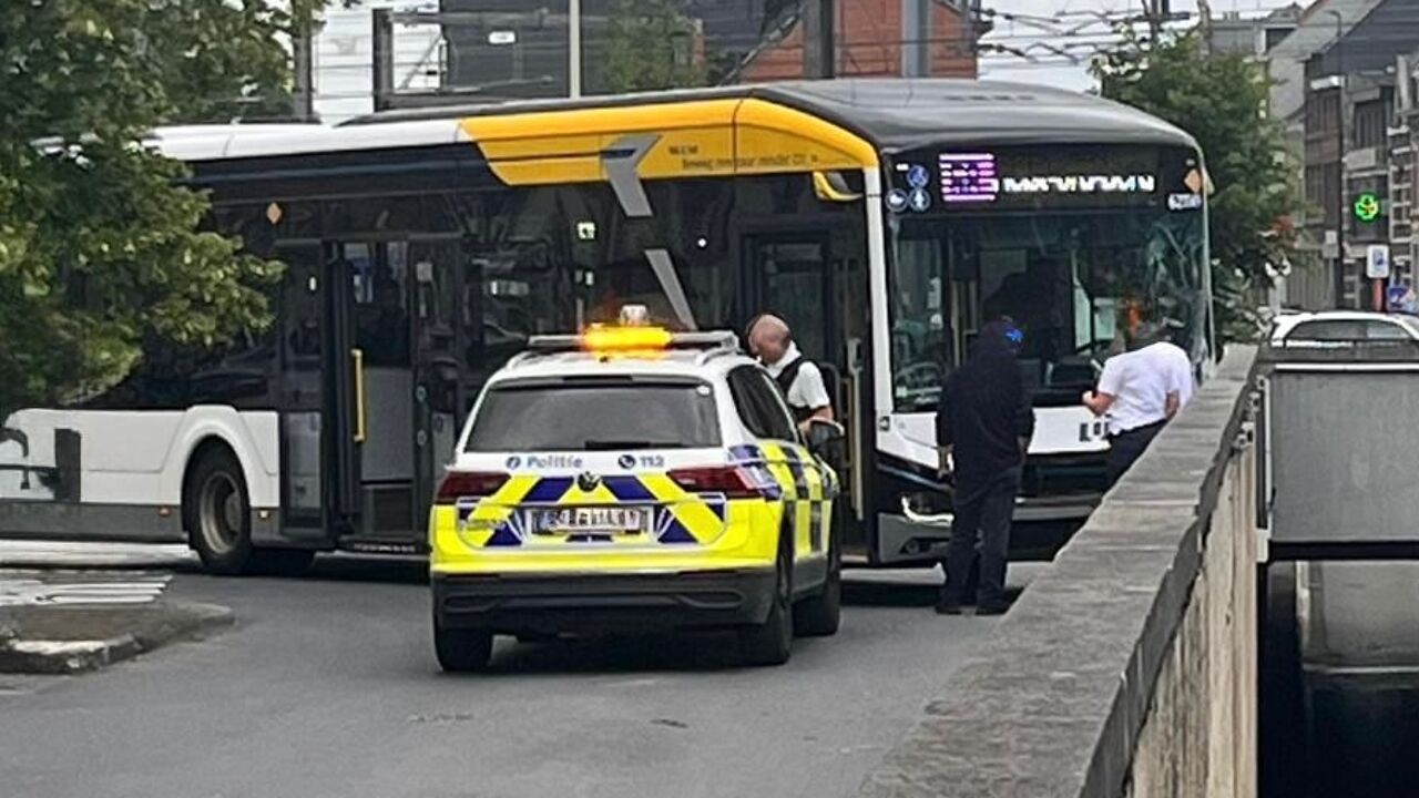 Bus van De Lijn botst tegen tunnel in Lier: 3 lichtgewonden en ...