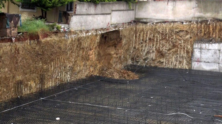 Sancaktepe’de inşaat alnında toprak kayması