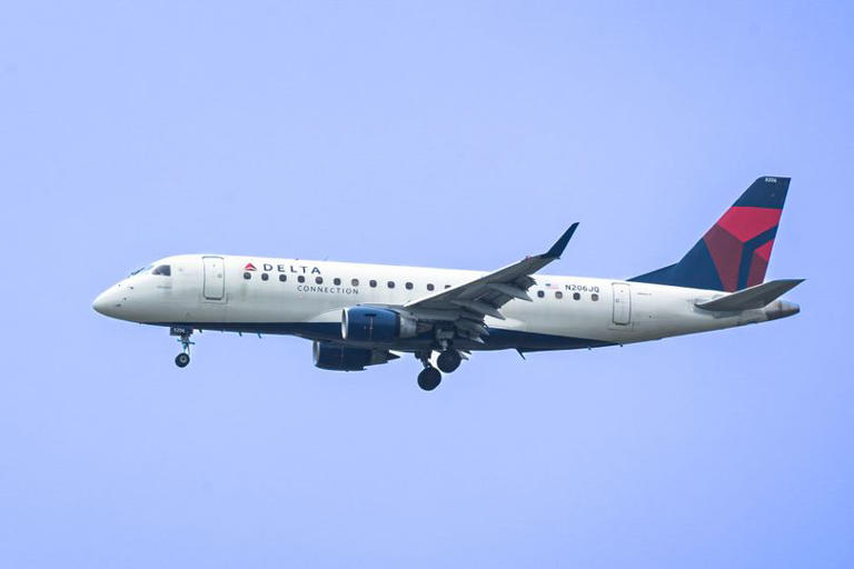 Major flight diverted after mysterious 'odour' starts leaking from the ...