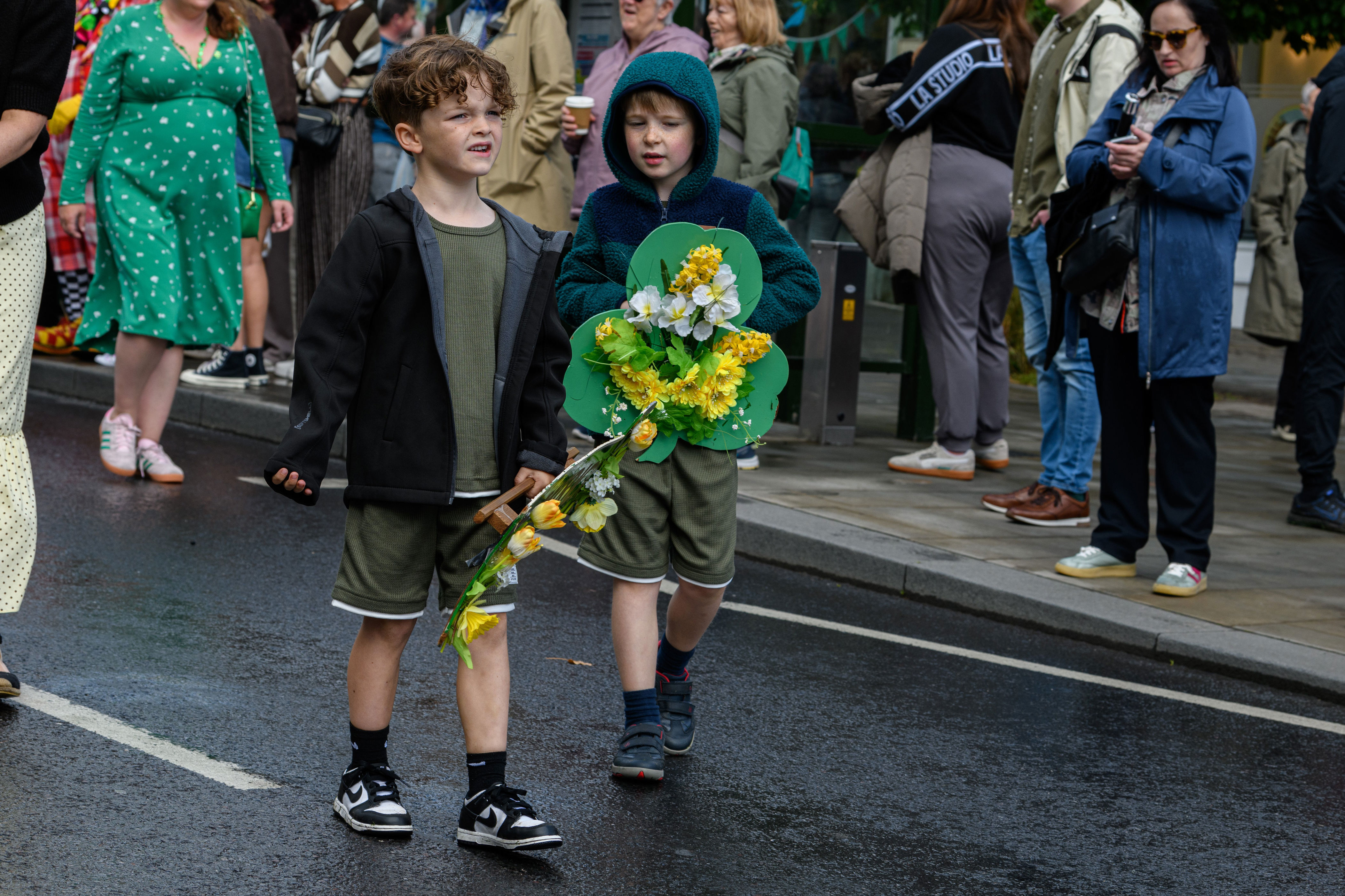 48 brilliant pictures as 100s of people line the streets to enjoy ...