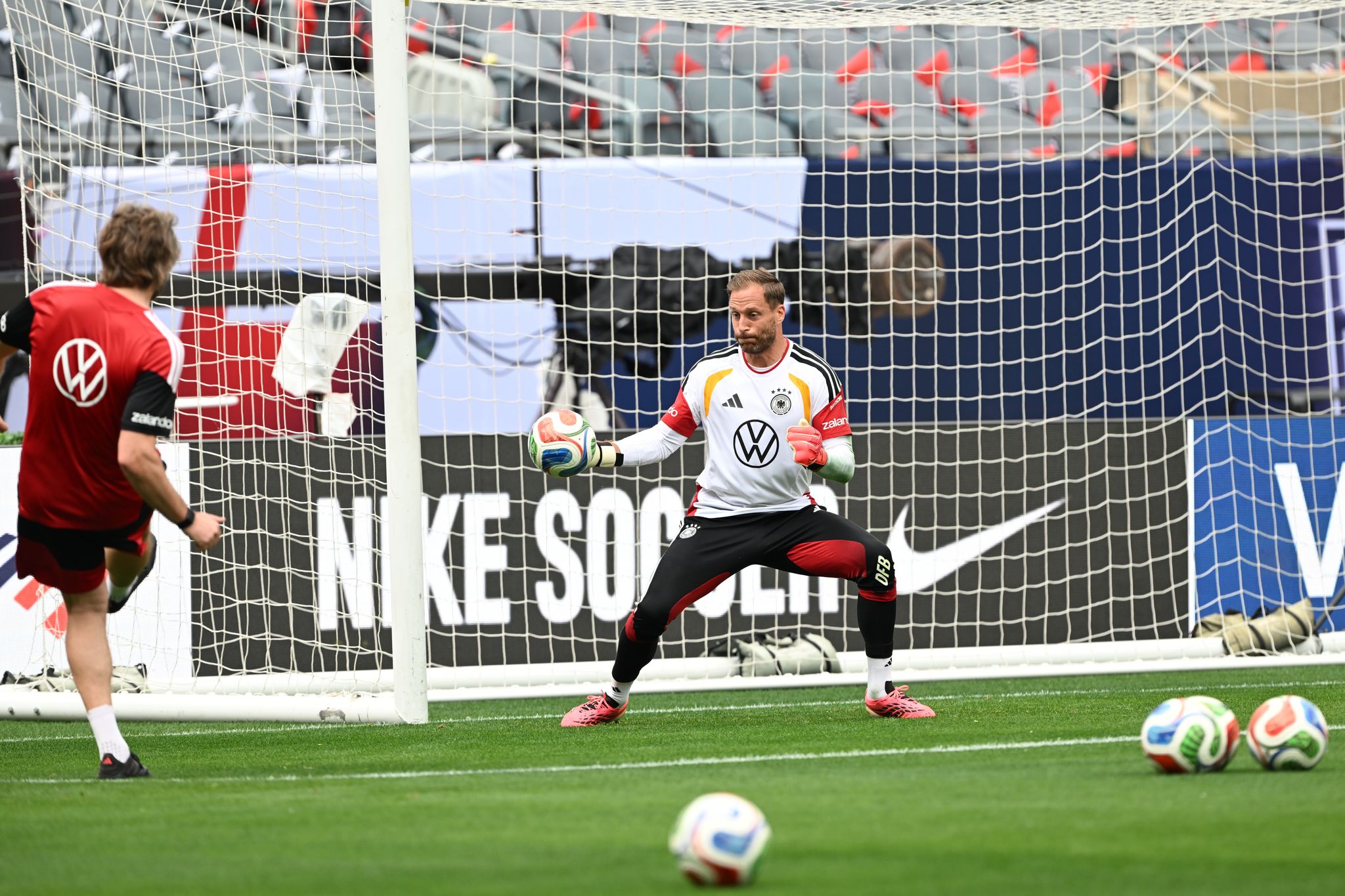 Germany's Baumann given top marks for accepting Neuer return