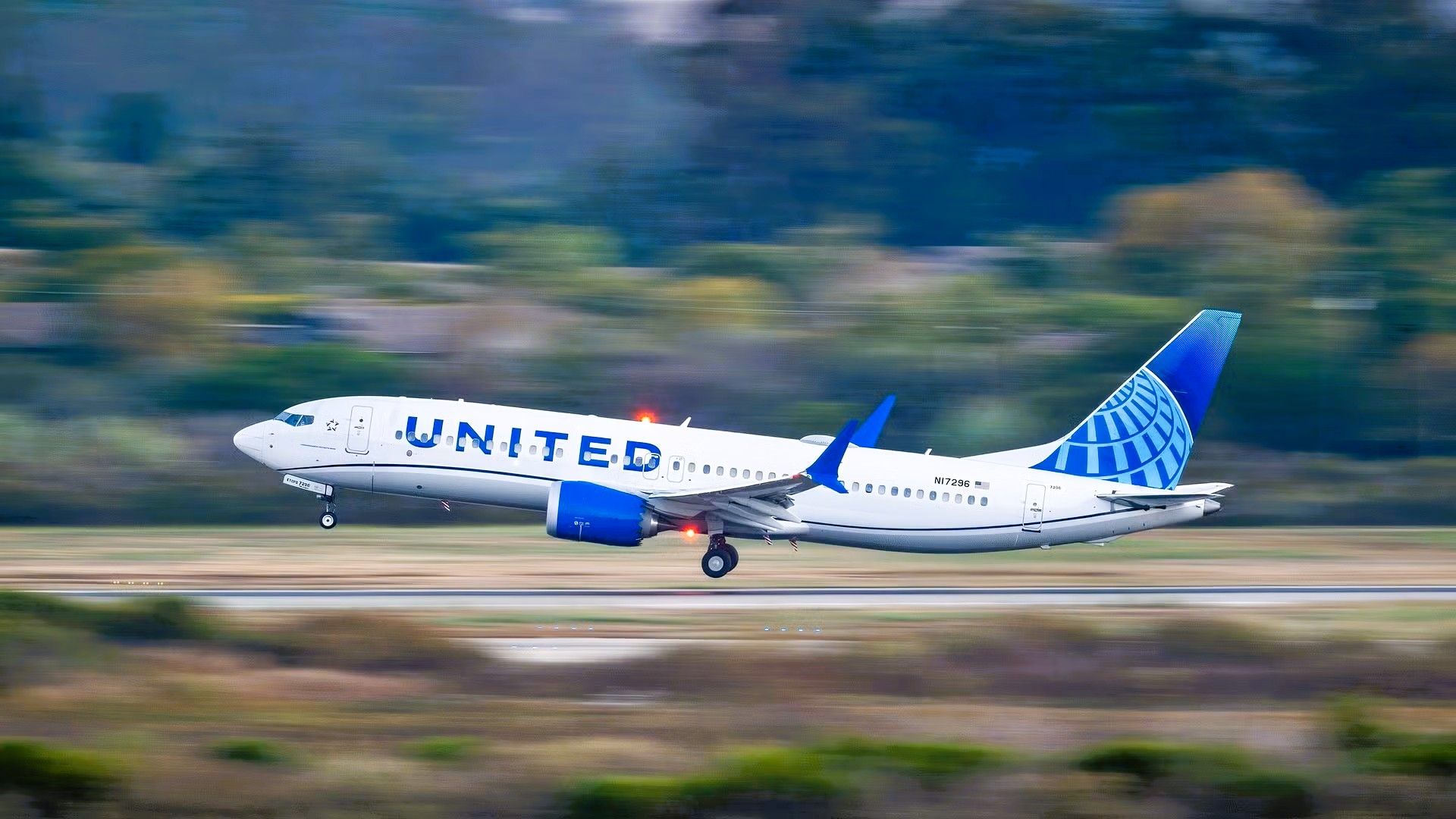 Hold my beer: United Airlines Boeing 737 clears bee swarm on wing ...