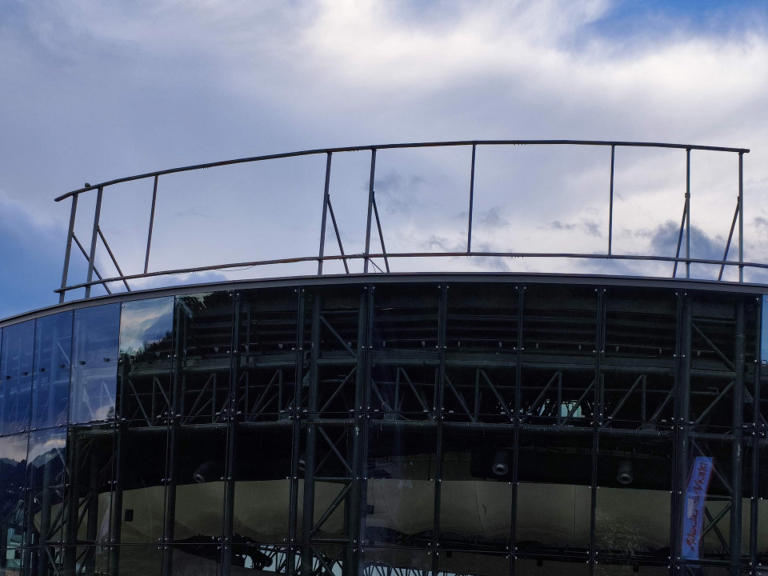 Rotunda największego w regionie centrum handlowego z pustą ramką ...