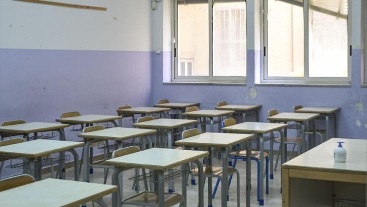 Modena, studente punta una pistola alla tempia del professore: "Dammi ...