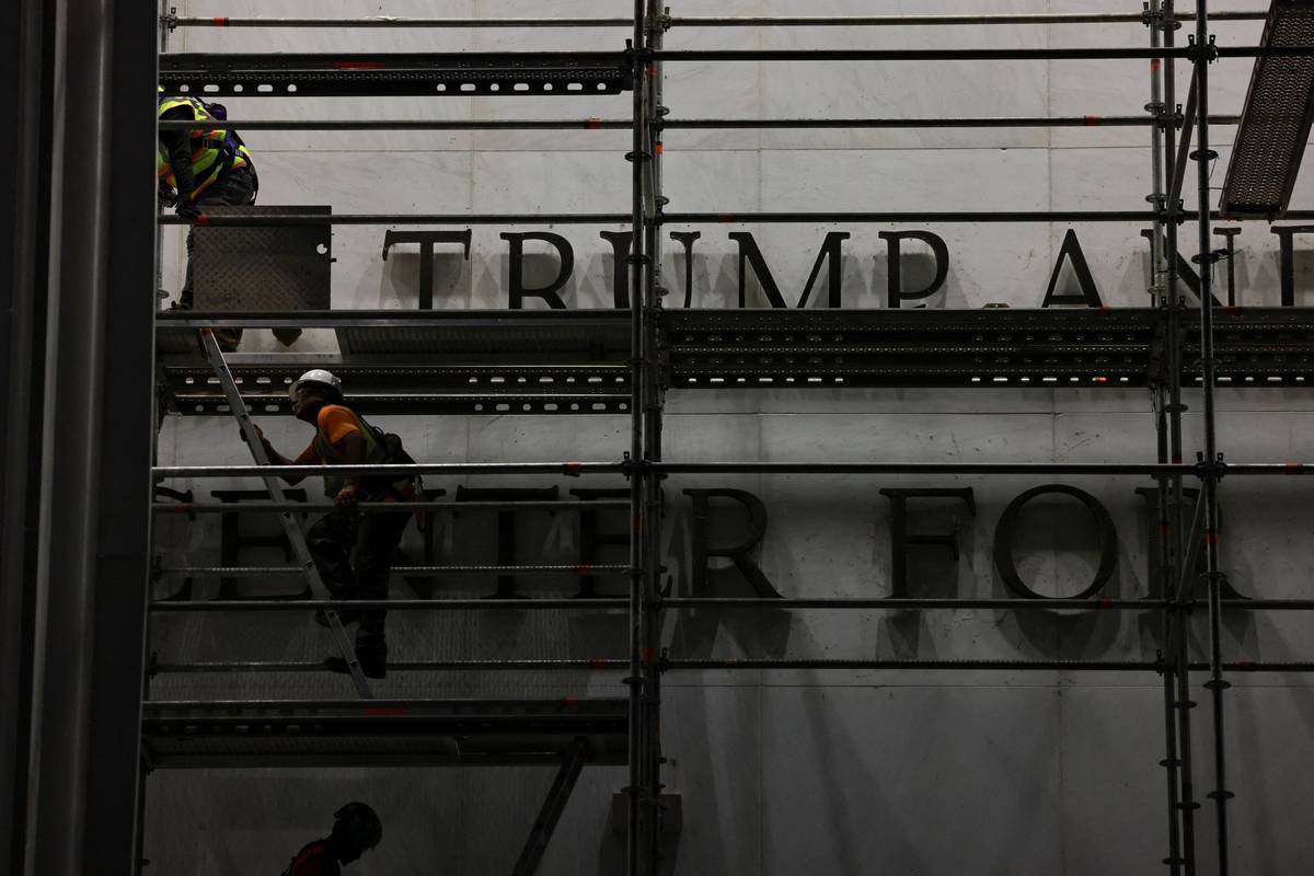 Nome de Trump retirado da fachada do Kennedy Center em Washington