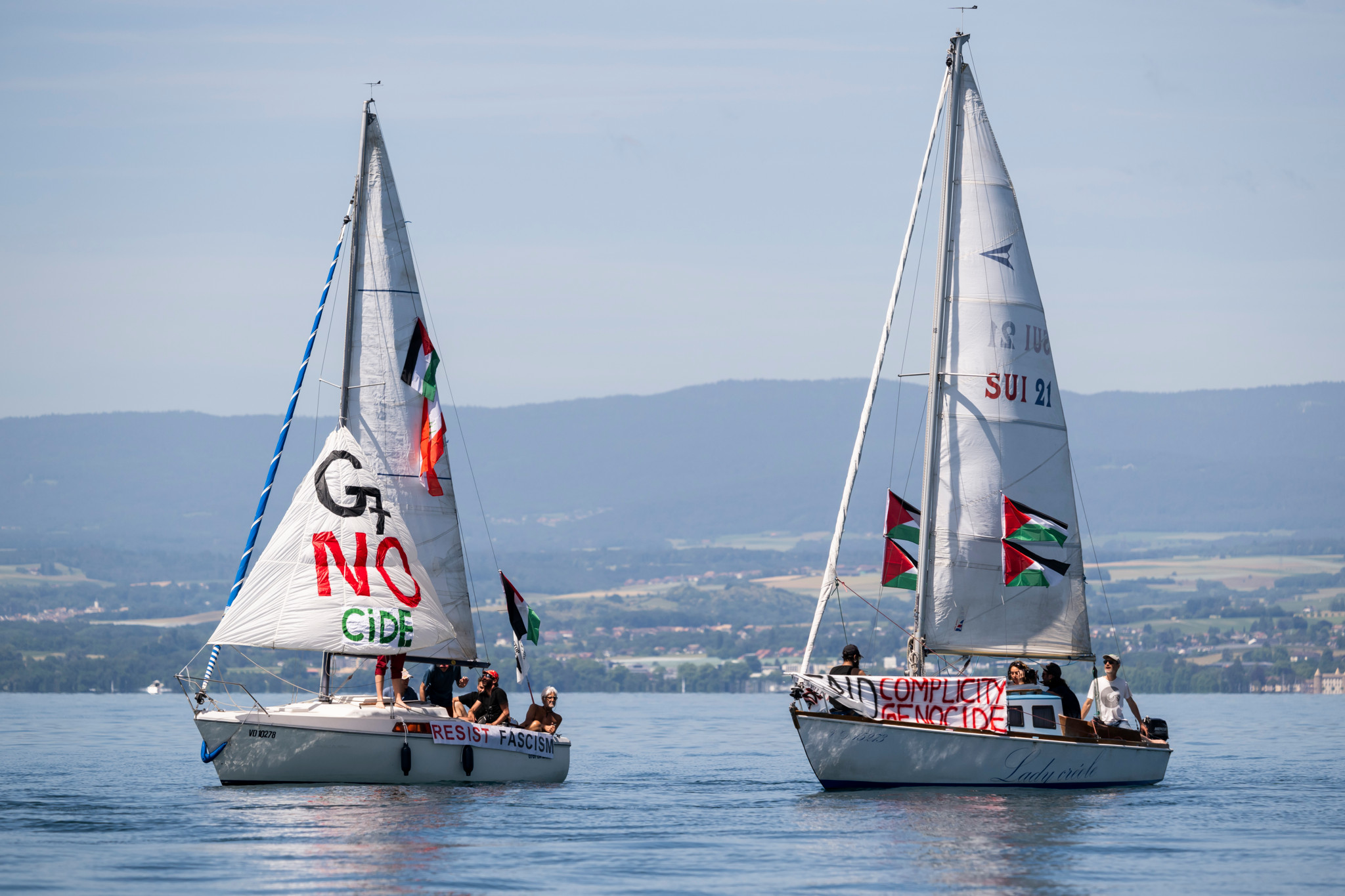 Une flottille symbolique se réunit au milieu du Léman pour contester le G7