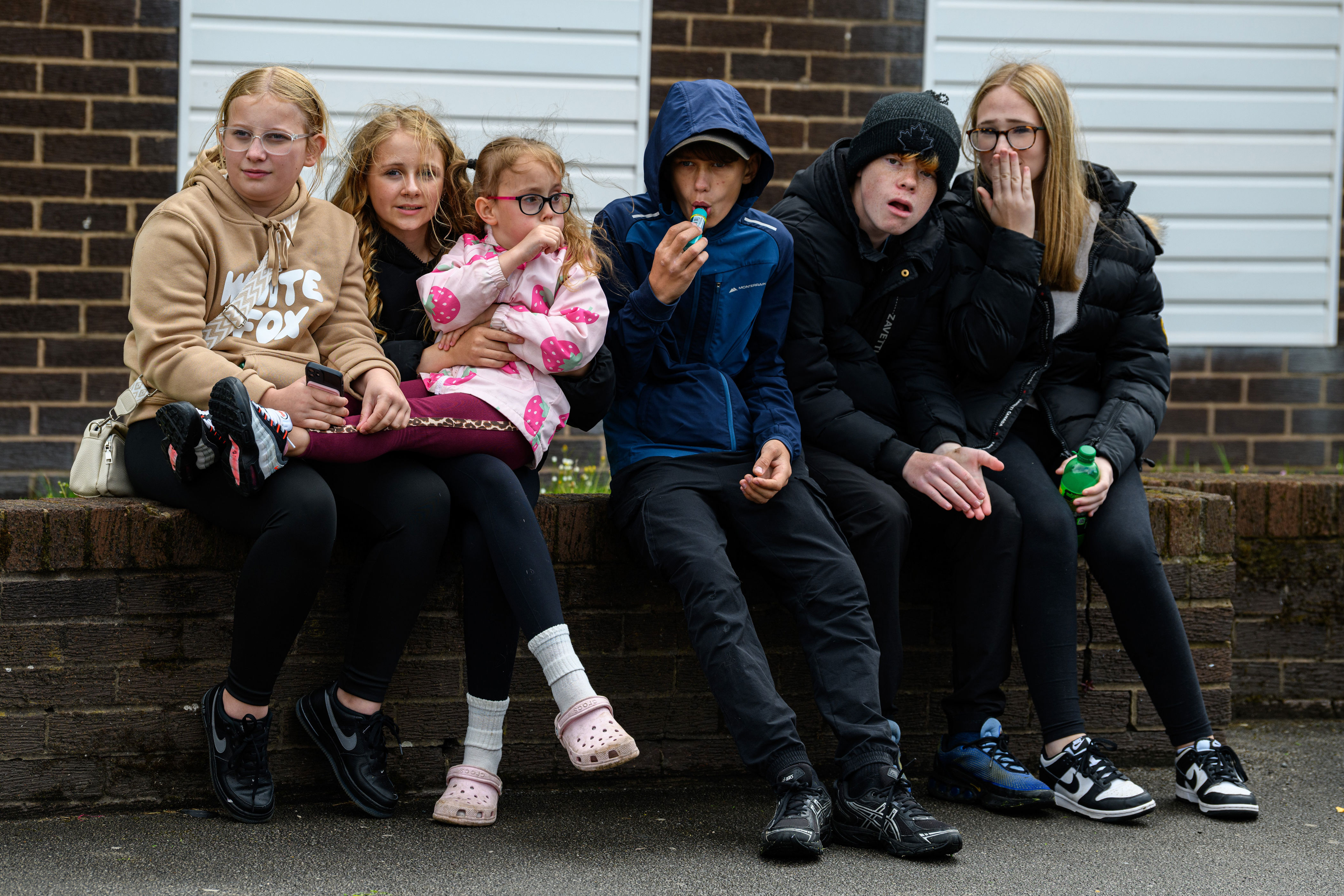 48 brilliant pictures as 100s of people line the streets to enjoy ...