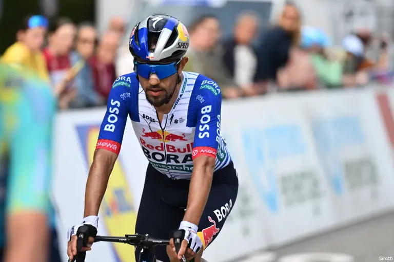 Paul Seixas crashes hard in stage 7 of Tour Auvergne-Rhône-Alpes, race ...