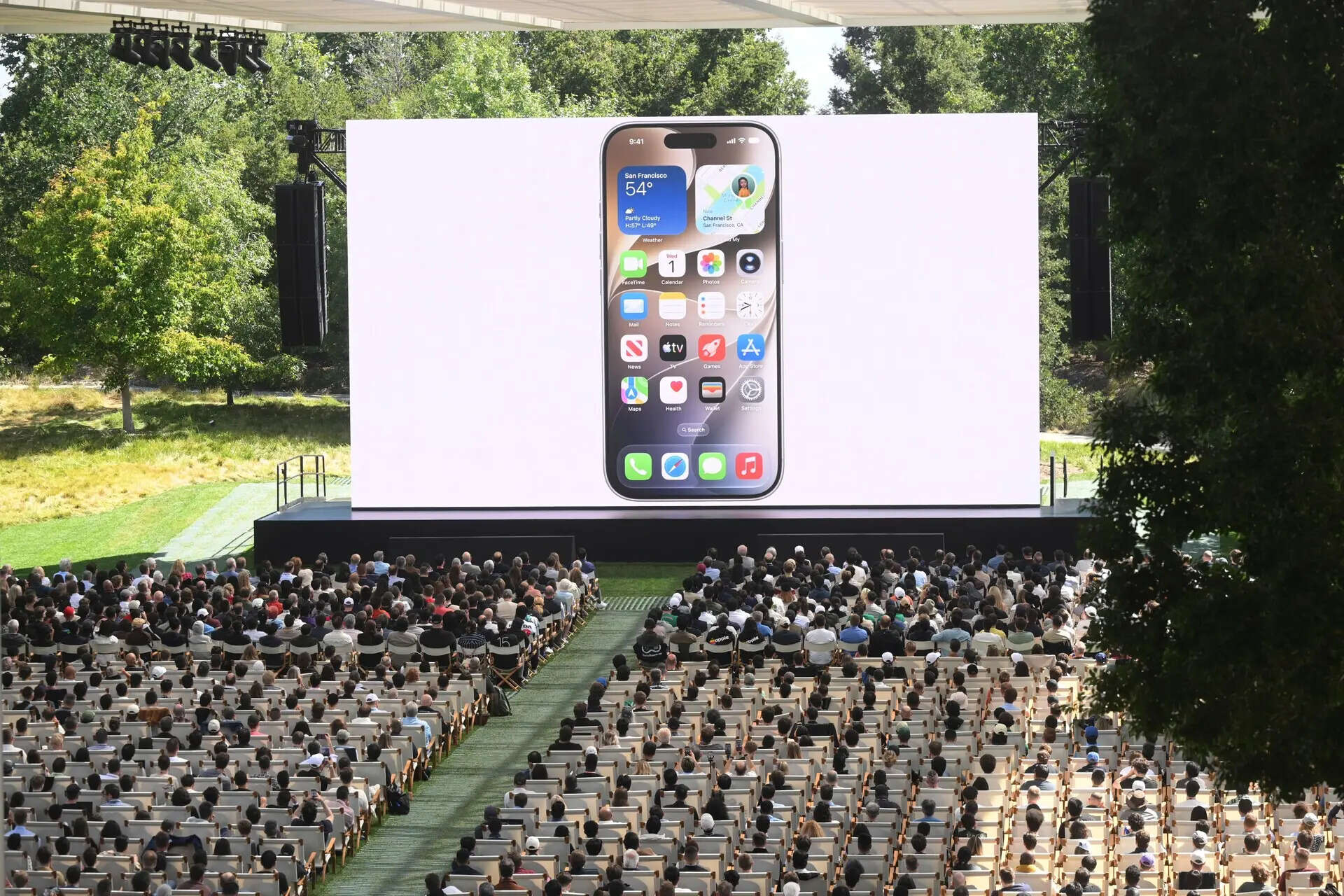 Apple's new Siri is "100 percent not into" being your AI romantic partner