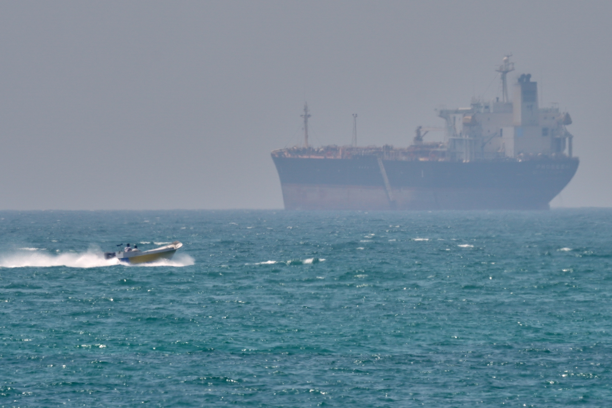 100 triệu thùng dầu đã qua được eo biển Hormuz