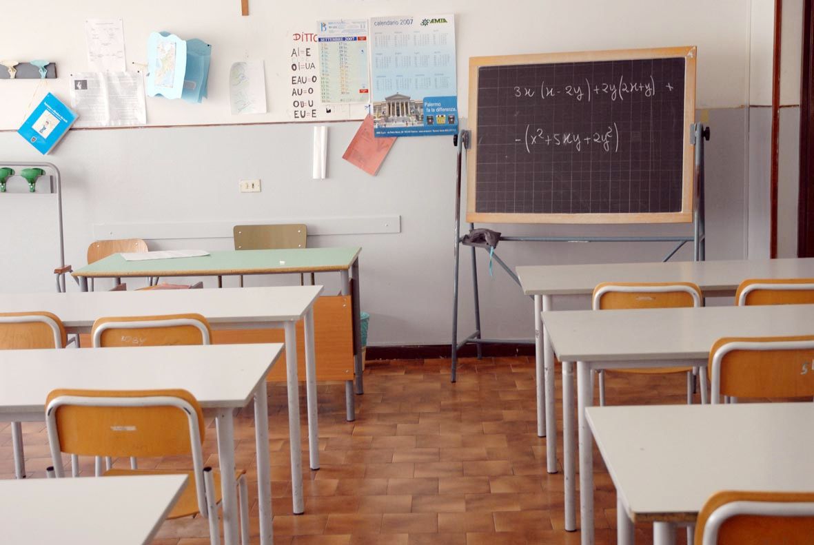 Mirandola, un alunno punta alla tempia del professore una pistola a ...