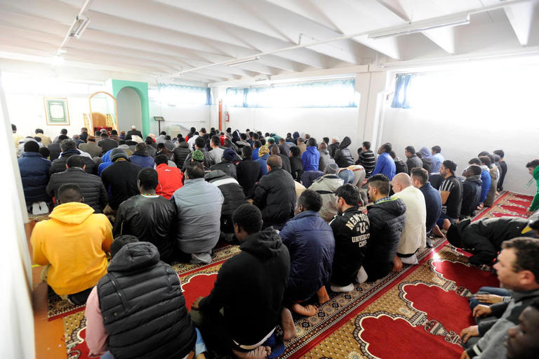 Polemica all’oratorio di Baggio, il don apre alla preghiera islamica ...