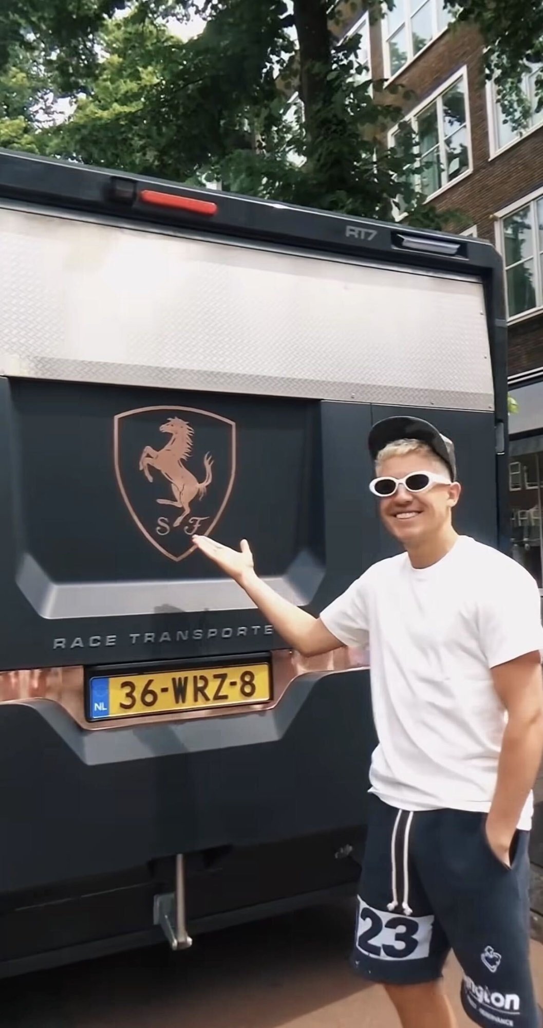 Lil Kleine trakteert zichzelf op nieuwe Ferrari: 'Paardje in galop'