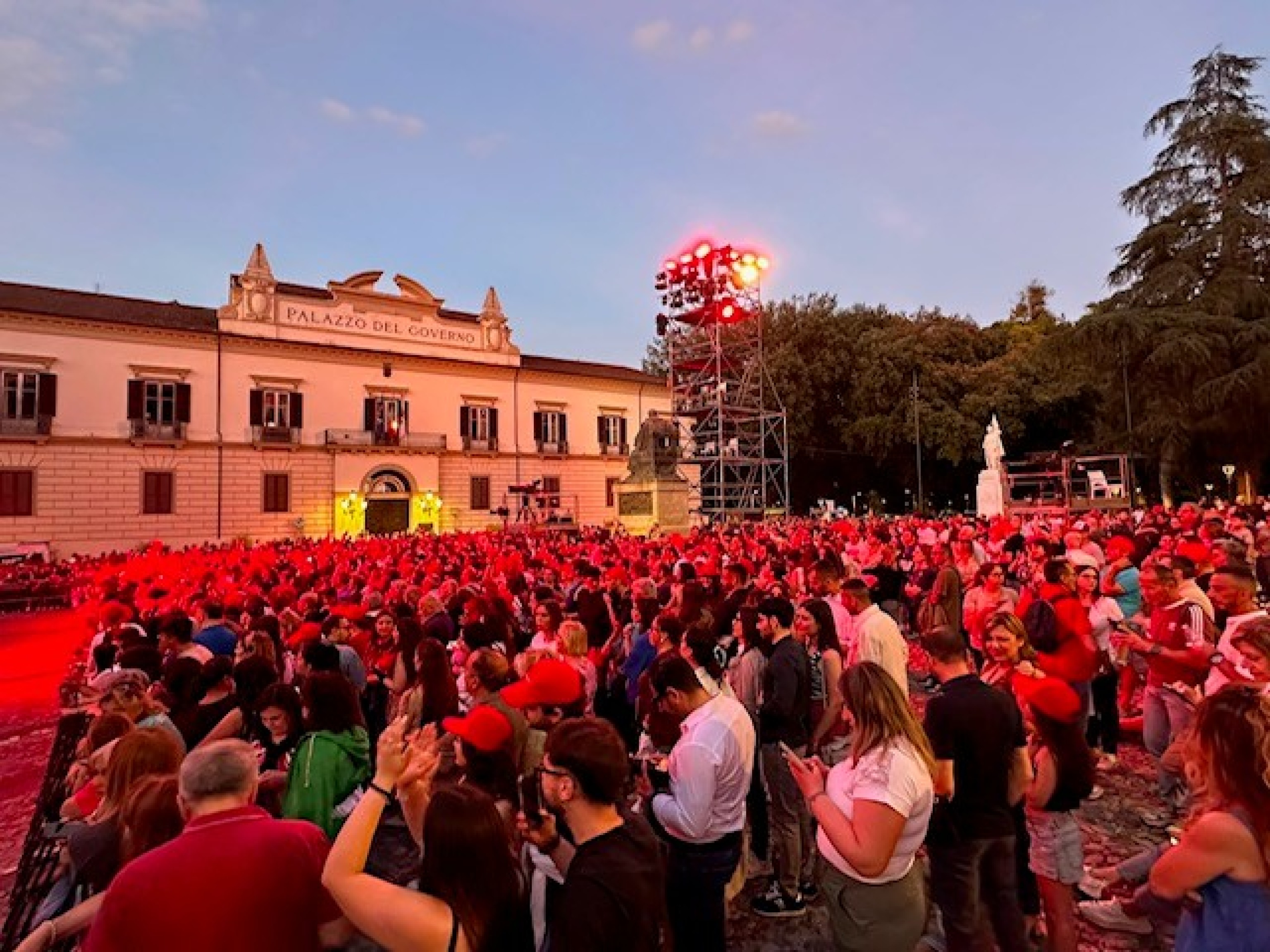 Un'onda di musica ed emozioni travolge Cosenza nel ricordo di Rino Gaetano
