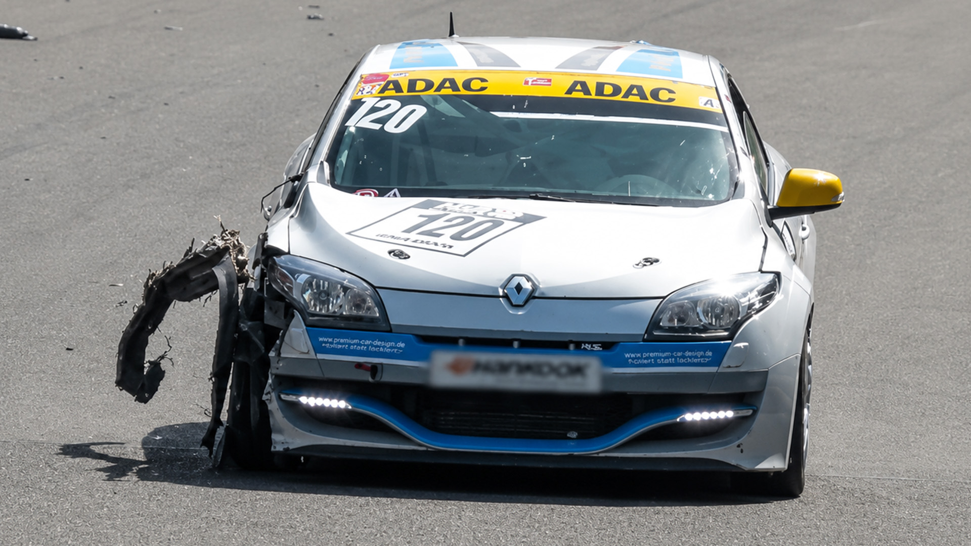 Mechanical failures and close battles define the race action