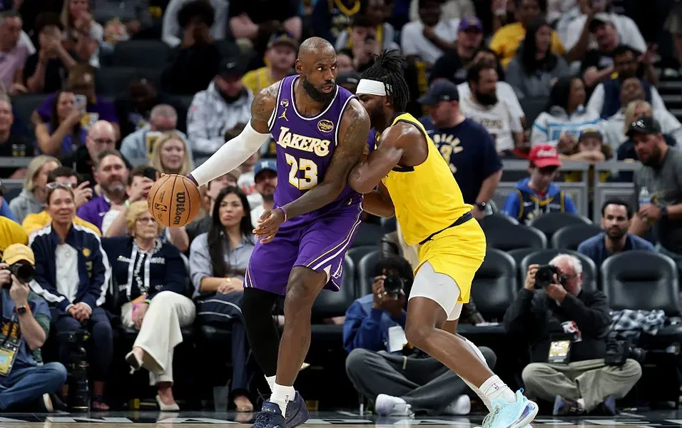 Analysts question Lakers' plan to re-sign LeBron amid fit issues