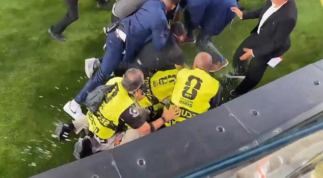 Wild moment pitch invader tries to get on the field at USA's World Cup ...