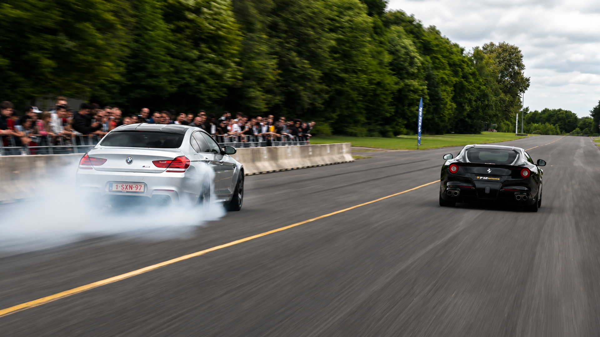 Ferrari F12 neemt het op tegen de BMW M6 in een snelle drag race