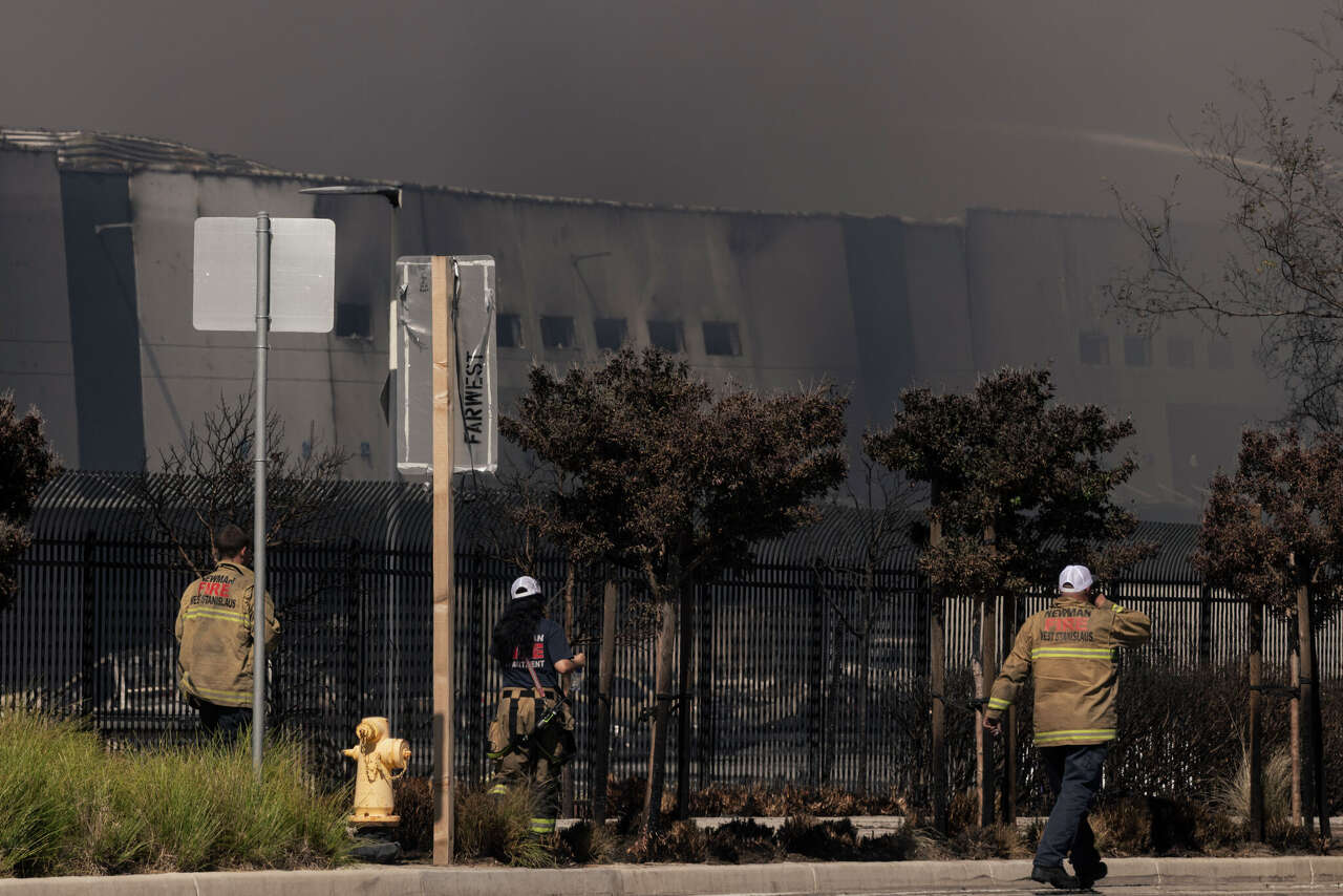Is massive warehouse fire impacting California air quality? Here's what ...