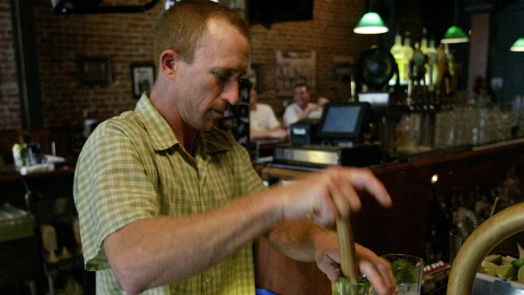 10 drinks bartenders dislike from poor tippers