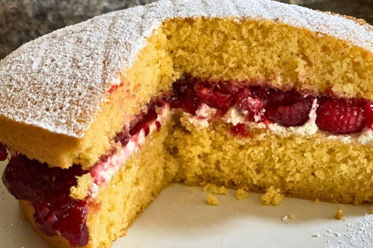 Mary Berry’s and James Martin’s Victoria sponge cake recipes are simple ...